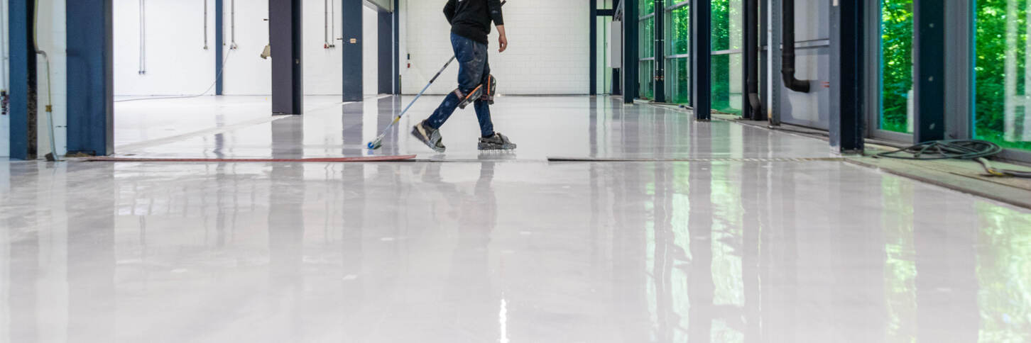 Garagevloer Egaliseren | Hoe werkt dat? | Vloerenbaas.nl